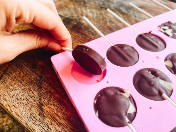 How to Make Chocolate Lollipop The Easy Way! - The Homestead Nurse